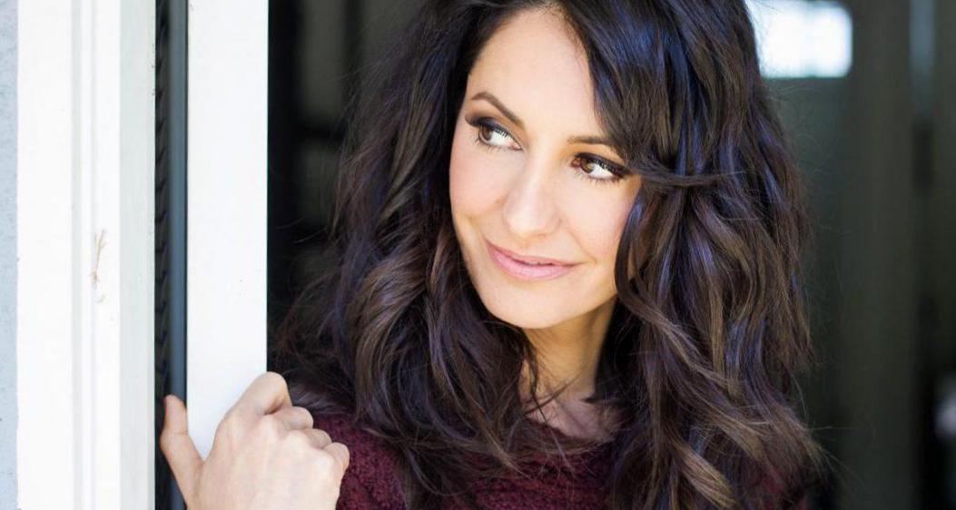 Birds of Prey et A Royal Christmas Star Charlene Amoia écrit son propre ...