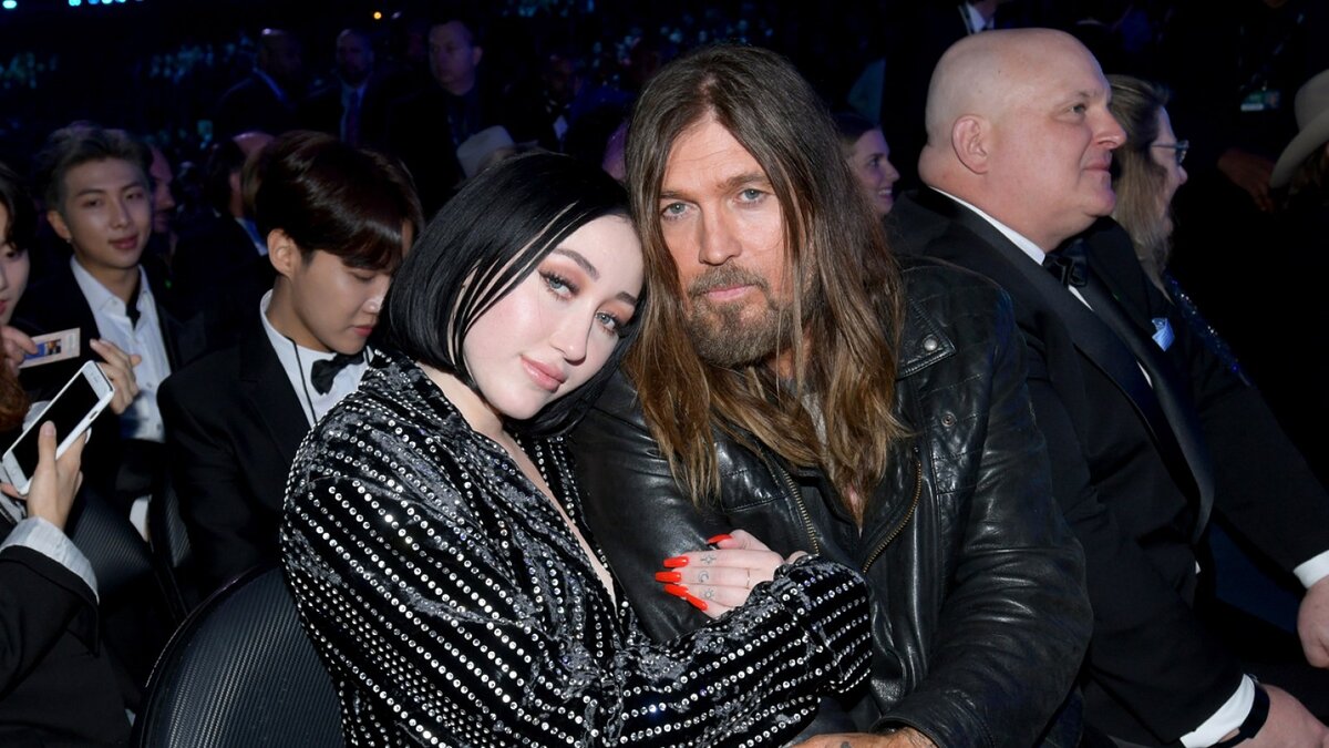 Noah Cyrus monte sur scène avec son père, Billy Ray, à Londres : ne ...
