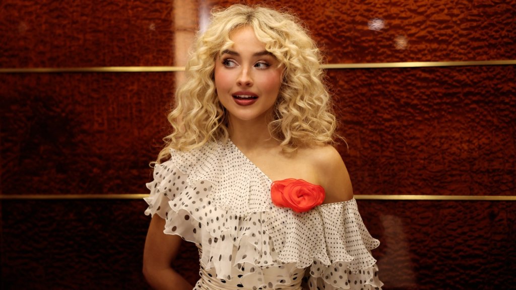 Sabrina Carpenter parodie « Sex and the City » dans une promo pour ...