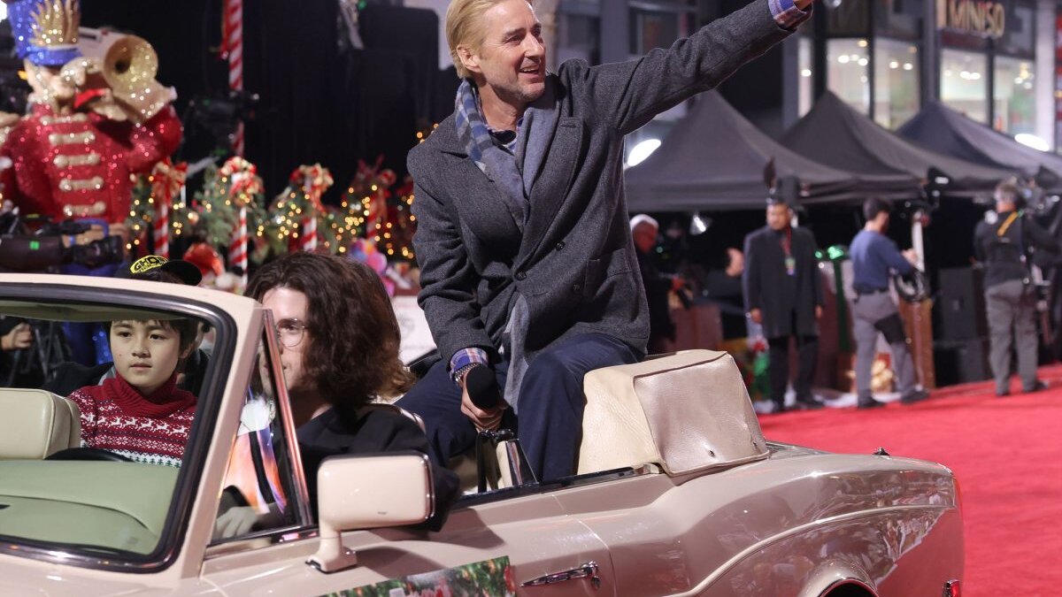 Luke Wilson préside le défilé de Noël à Hollywood : un événement festif ...